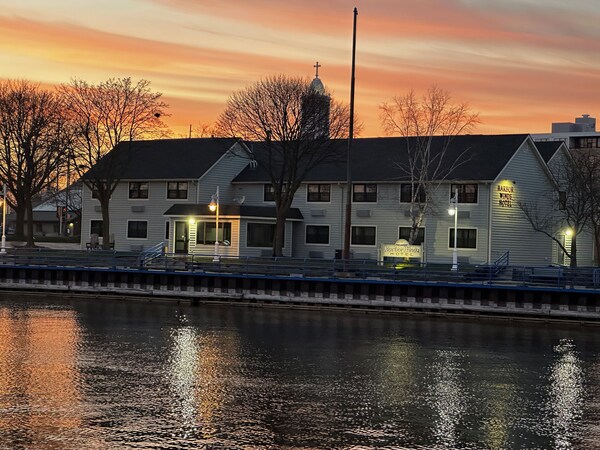 Harbor Winds Hotel - Sheboygan, WI