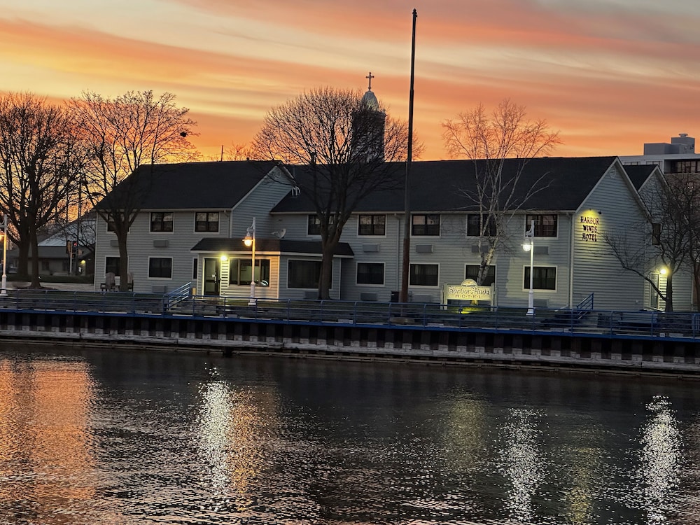 Harbor Winds Hotel - Sheboygan, WI