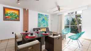 Suíte, várias camas, para não fumantes, cozinha americana (City View) | Edredons de pluma, cofres nos quartos, escrivaninha, cortinas blackout