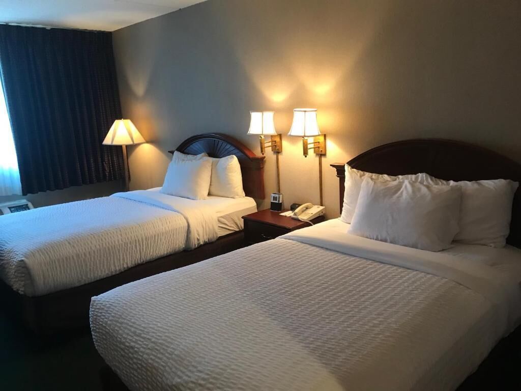 Cofres nos quartos, cortinas blackout, ferros/tábuas de passar roupa