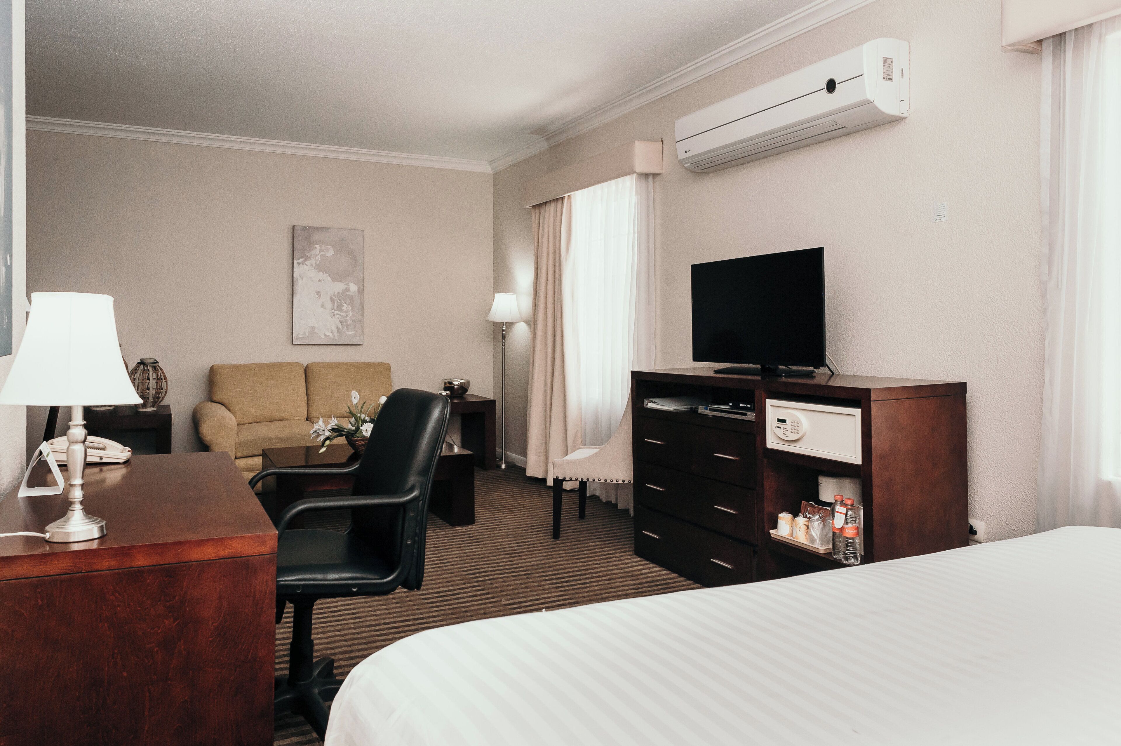 Suite, 1 cama king-size | Cofre no quarto, secretária 