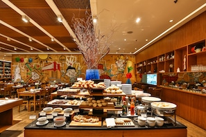 Pequeno-almoço tipo buffet diário mediante uma taxa 