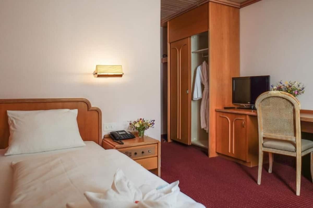 Roupas de cama antialérgicas, frigobar, cofres nos quartos, escrivaninha