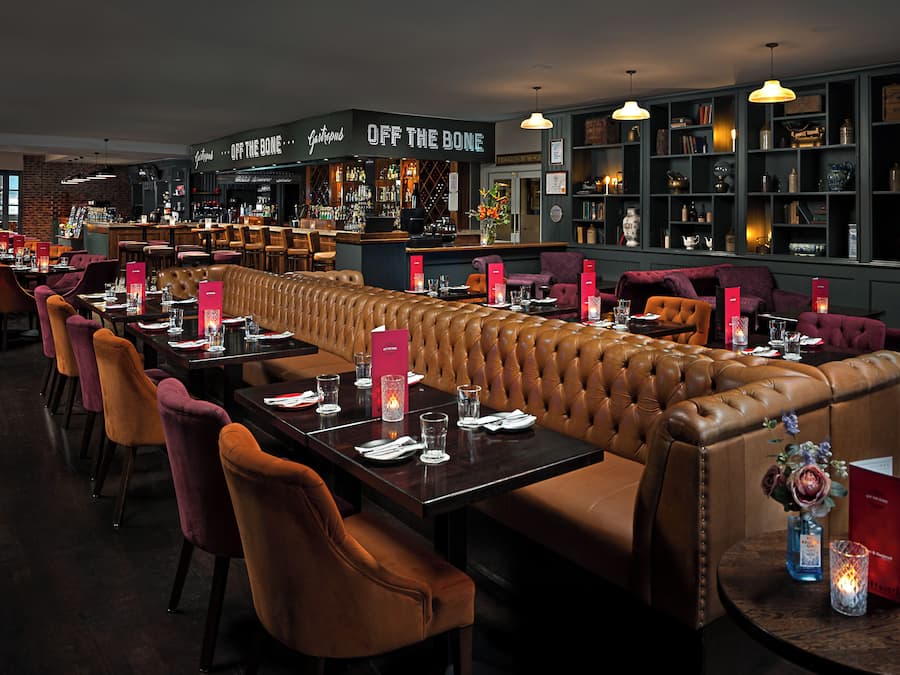 2 restaurantes: servem almoços e jantares