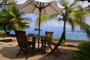 Com vista para a praia, aberto diariamente 