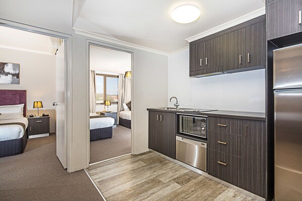 Um micro-ondas, uma chaleira elétrica, uma torradeira 