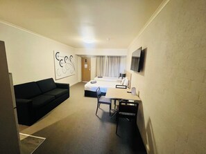 Quarto Triplo Familiar | Sala de estar | Televisor de ecrã plano de 42 polegadas com canais digitais, televisor 