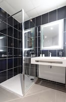 Quarto Quádruplo Deluxe | Casa de banho | Artigos de higiene ecológicos, um secador de cabelo, toalhas fornecidas