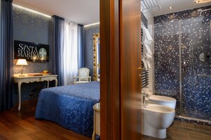 Edredões de penas, minibar, cofre no quarto 