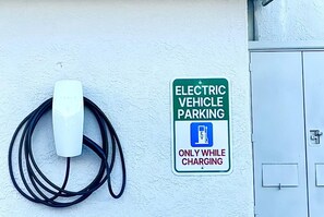 Sinalização para vaga de estacionamento de veículos elétricos com posto de carregamento.