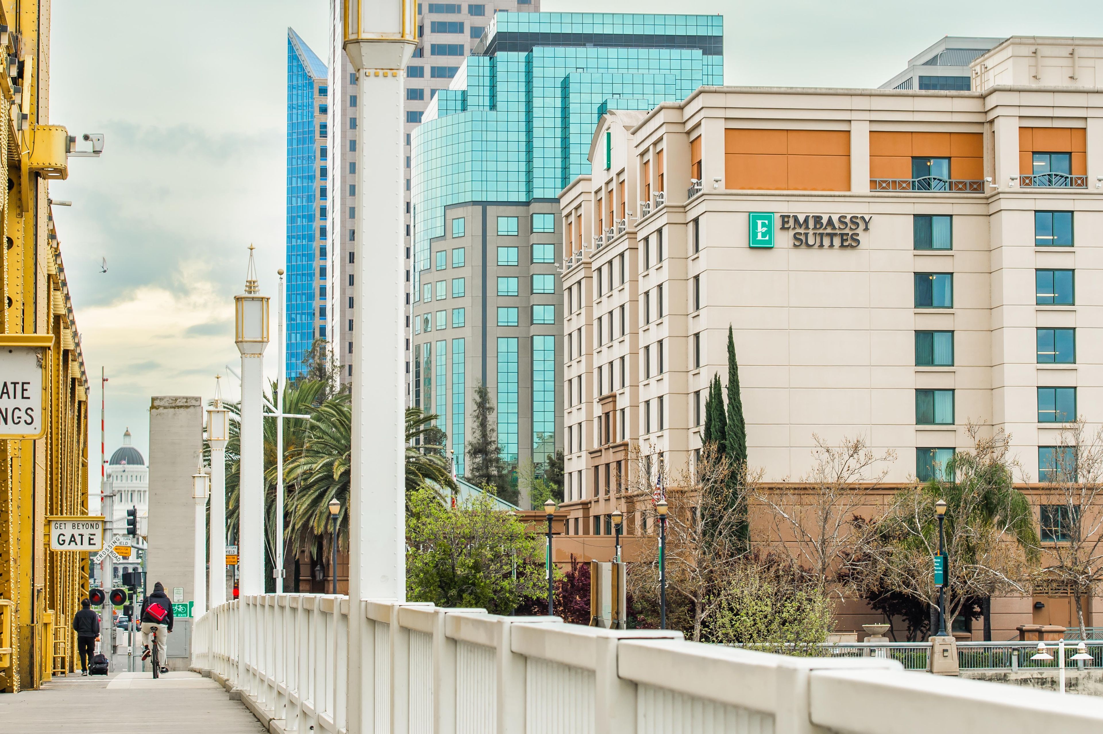 Um edifício moderno com uma placa indicando 'Embassy Suites'.