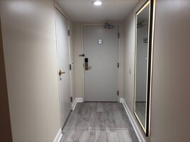 Quarto, 1 cama king-size, acessível, não fumadores ( Upgrade) | Cofre no quarto, com mobília individualizada, secretária 