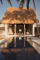 2 bares/lounges, um bar de praia 