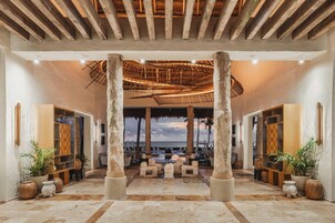 2 bares/lounges, um bar de praia 