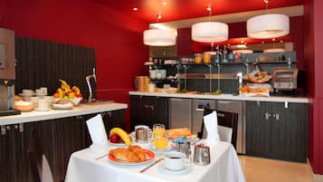 Café da manhã com buffet todos os dias (EUR 15 por pessoa)