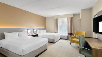 Quarto, não fumadores (2 Queen, Accessible + 2person sofabed) | Roupa hipoalergénica, cofre no quarto, secretária