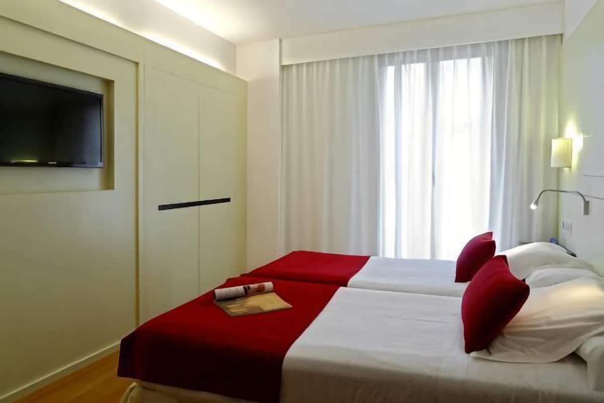 Minibar, cofre no quarto, secretária, cortinas/cortinados opacos 