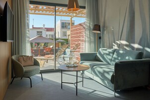 Junior Suite con Jacuzzi y Terraza con vista Piscina | Minibar, cofre no quarto, secretária 