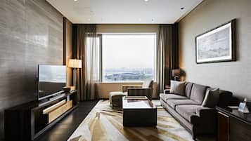 4 Bedroom Premier, 4 Bedrooms | Área de estar | TV 32 polegadas com canais via satélite