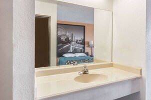 Uma combinação polibã/banheira, artigos de higiene pessoal grátis 