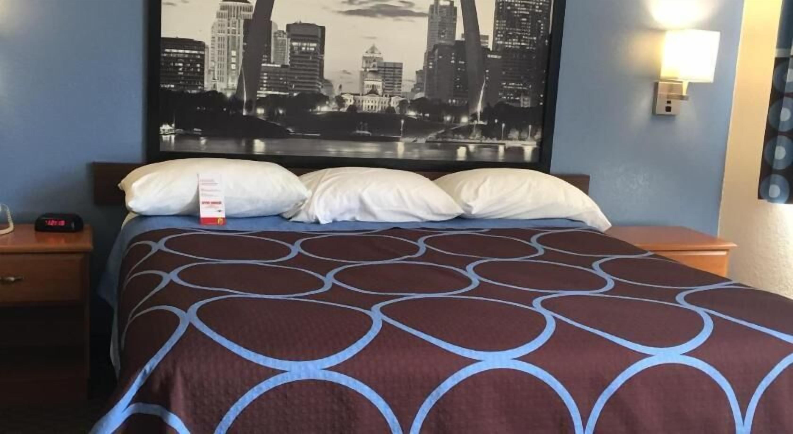 Cofre no quarto, secretária, cortinas/cortinados opacos 