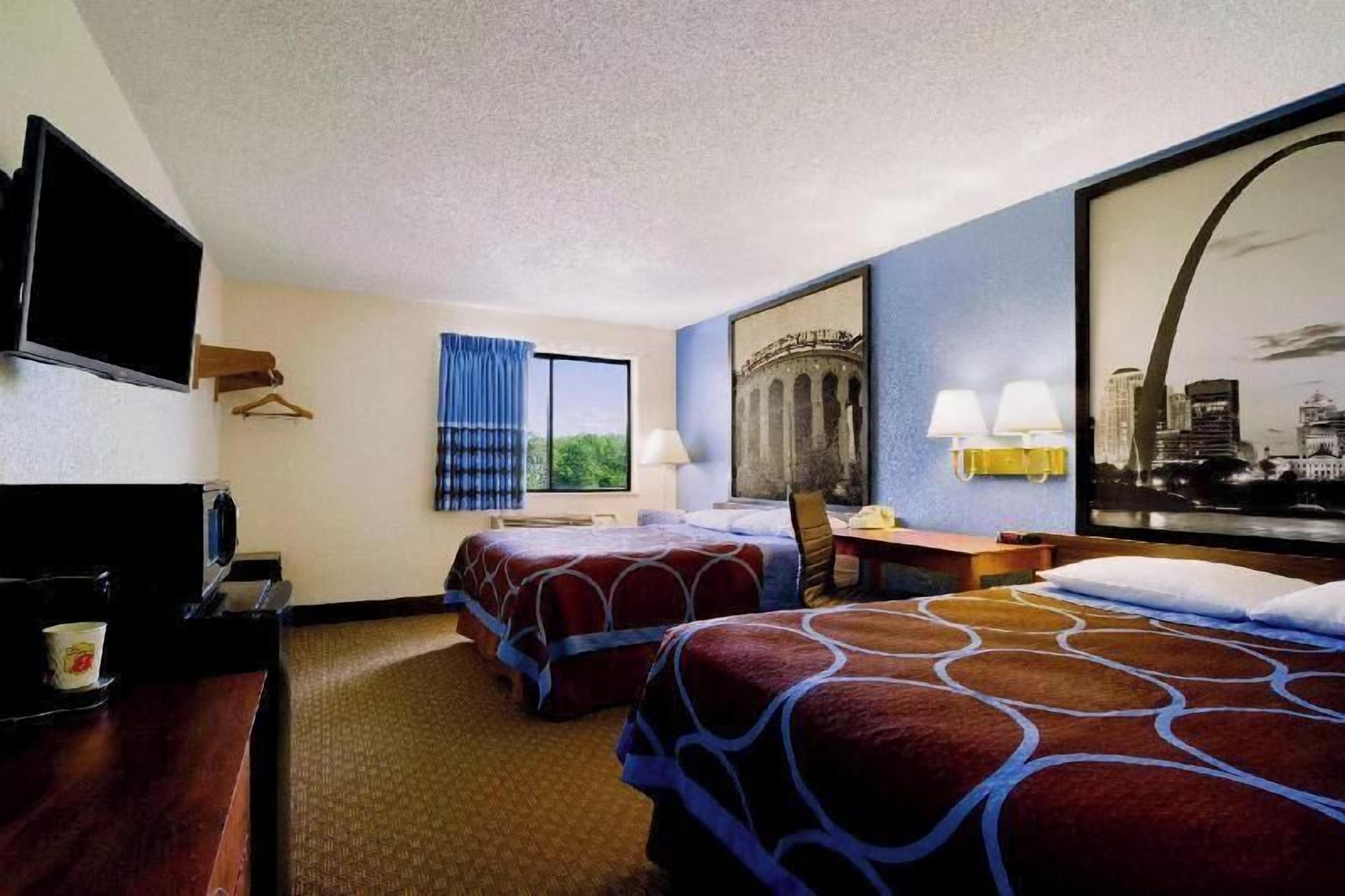 Cofre no quarto, secretária, cortinas/cortinados opacos 