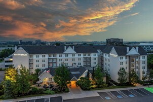 Fachada do alojamento (tarde/noite)