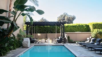 Piscina externa, funciona das 7h às 22h, guarda-sóis, espreguiçadeiras