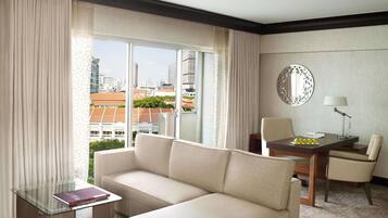 Signature Suite, 1 King, Corner Room with 2 Balconies | Minibar, cofre com capacidade para portátil, cortinas/cortinados opacos