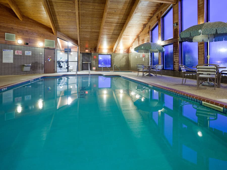 Piscina interior, espreguiçadeiras