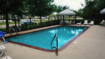 Piscina exterior, espreguiçadeiras