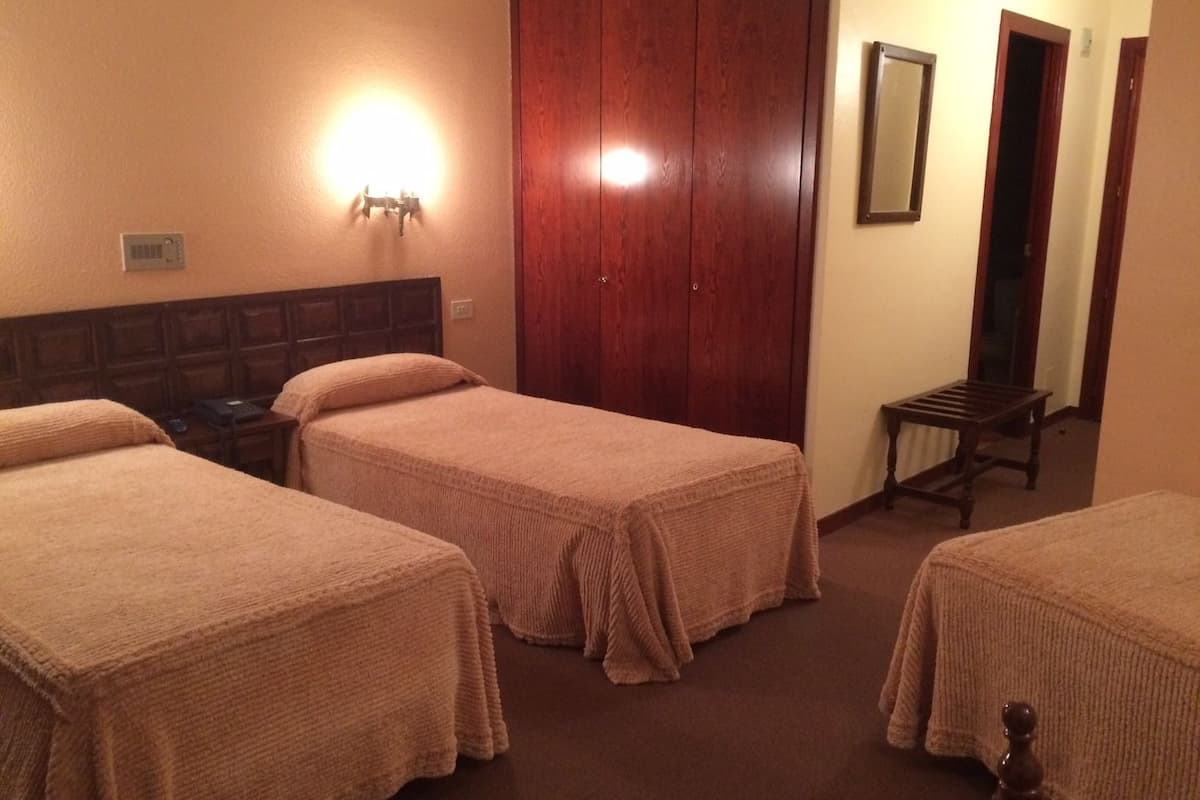 Quarto triplo | 1 quarto, frigobar, cofres nos quartos, escrivaninha