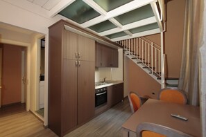 Apartamento, 1 quarto (2 Pax) | Cozinha privada | Um frigorífico, utensílios de cozinha 