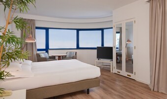 Cofre no quarto, secretária, cortinas/cortinados opacos 