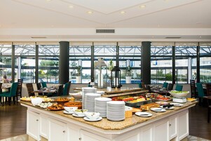 Pequenos-almoços e jantares servidos, com vista para a piscina 