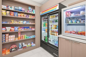 Uma área com petiscos e bebidas de diversas marcas e produtos.