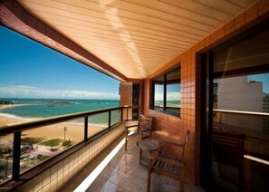 Frigobar, cofres nos quartos, espaço de trabalho para notebook