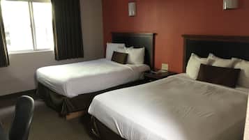 Quarto standard, 2 camas Queen | Escrivaninha, Wi-Fi de cortesia