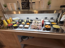 Pequeno-almoço tipo buffet diário mediante uma taxa 