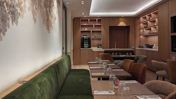 Pequeno-almoço tipo buffet diário (21 EUR por pessoa)