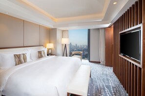Suite Club, 1 quarto, acessível, acesso ao Club Lounge (Dining Area) | Edredões de penas, camas de colchão pillowtop, minibar, cofre no quarto 