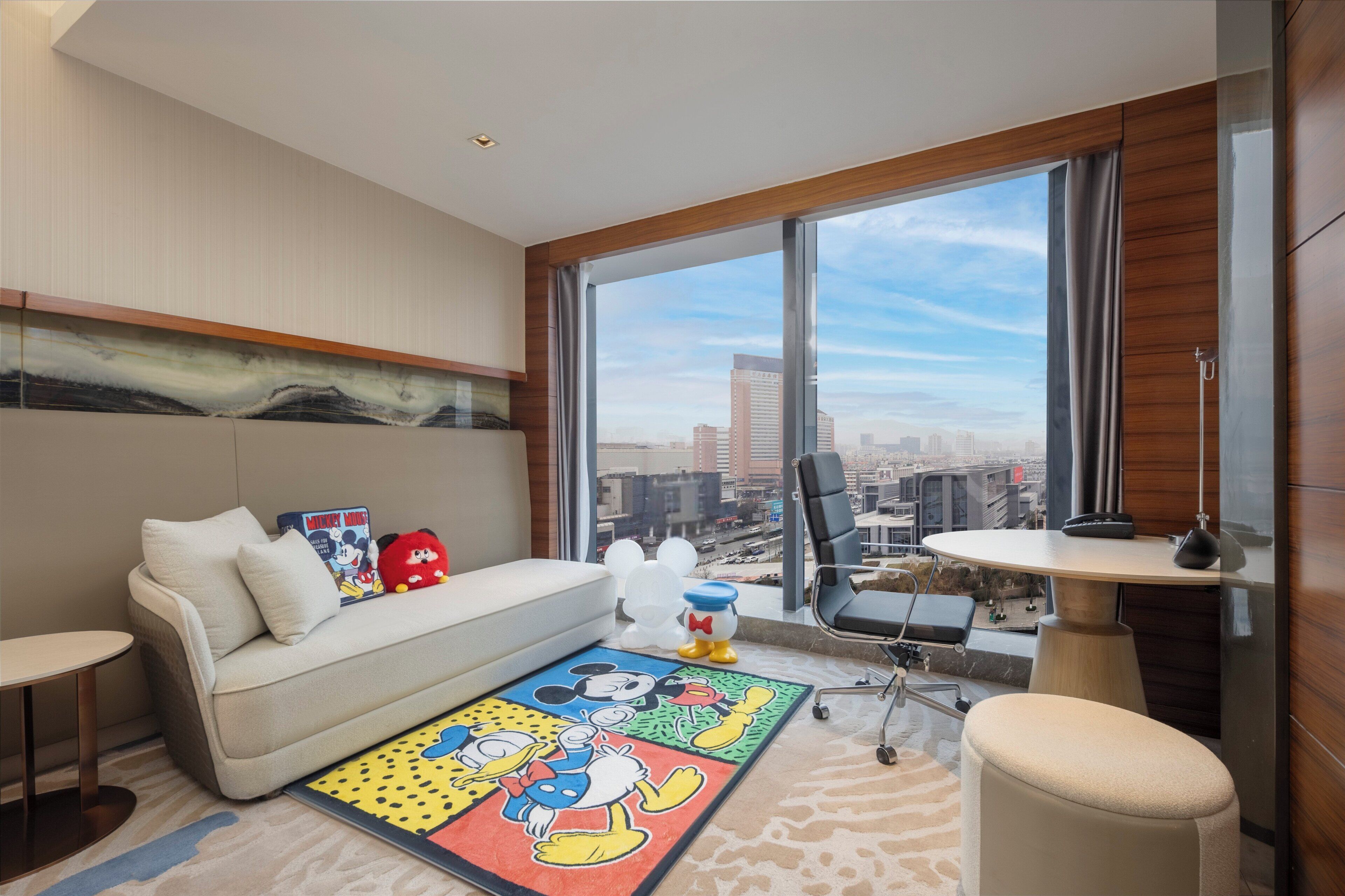 Edredões de penas, camas de colchão pillowtop, minibar, cofre no quarto 