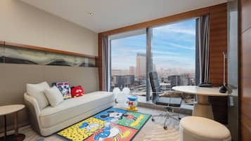 Edredões de penas, camas de colchão pillowtop, minibar, cofre no quarto