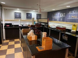 Café da manhã com buffet grátis todos os dias