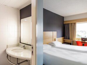 Quarto Standard, 2 camas individuais | Minibar, cofre no quarto, secretária, cortinas/cortinados opacos 