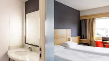 Quarto standard, 2 camas de solteiro | Frigobar, cofres nos quartos, escrivaninha, cortinas blackout