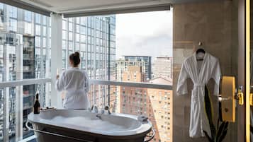 Suite Presidencial, 1 cama king-size | Casa de banho | Um polibã e uma banheira separados, produtos de higiene exclusivos