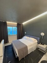 Suíte estúdio superluxo, banheira de hidromassagem | Roupas de cama premium, frigobar, cofres nos quartos, escrivaninha