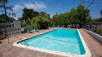 Piscina exterior sazonal, da(s) 9:00 à(s) 20:00, espreguiçadeiras