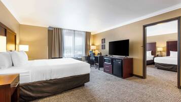 Secretária, ferro/tábua de engomar, camas desdobráveis, Wi-fi